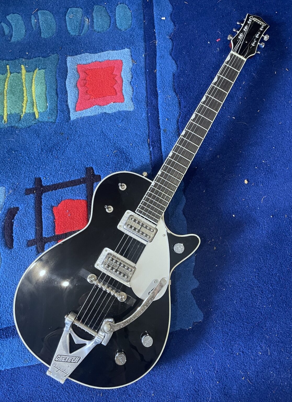 Gretsch vs Gibson – (Mostly) Hollow-body Guitar Battle!